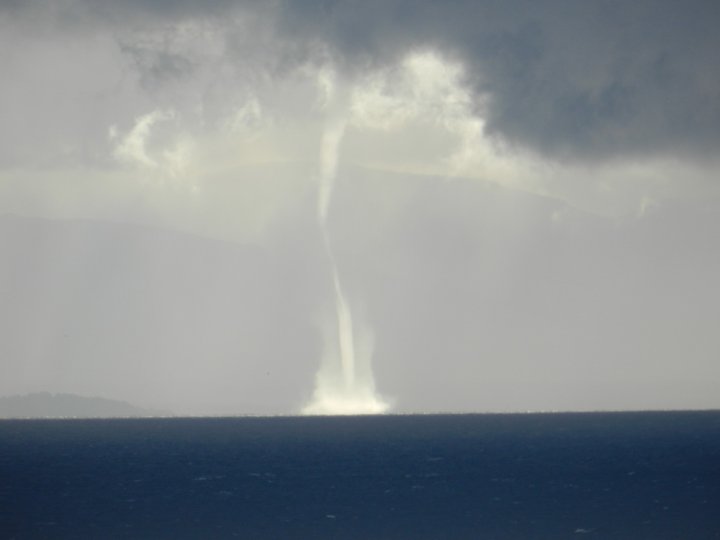 Large waterspout spotted off the coast of Nanaimo | Globalnews.ca