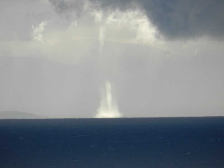 Large waterspout spotted off the coast of Nanaimo | Globalnews.ca