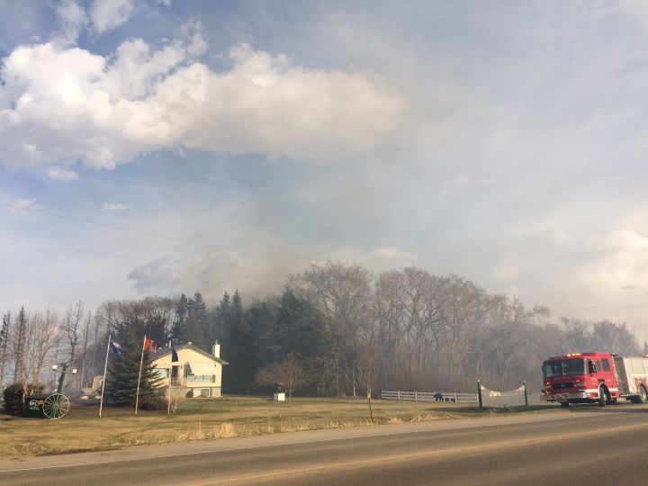 Grass fire rips through homes near Wetaskiwin - Edmonton | Globalnews.ca