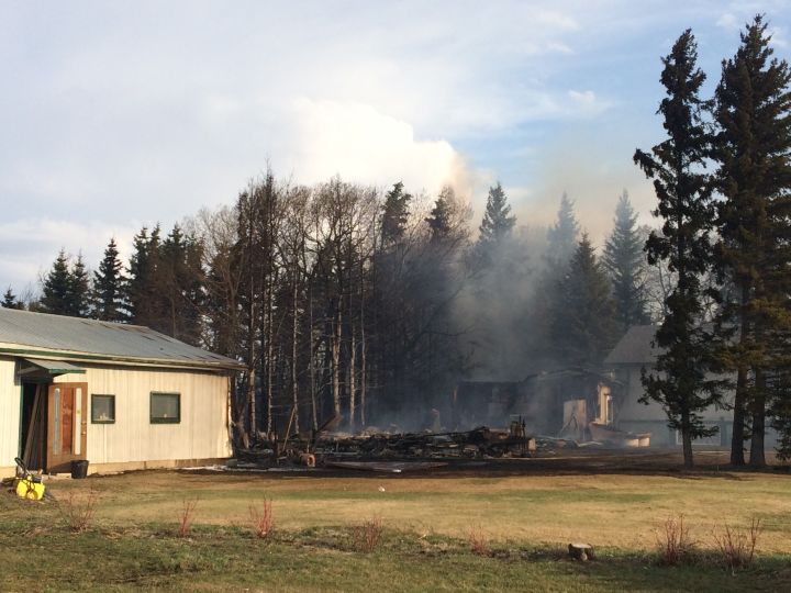 Grass fire rips through homes near Wetaskiwin - Edmonton | Globalnews.ca