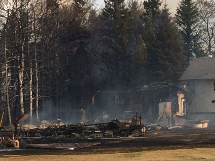 Grass fire rips through homes near Wetaskiwin - Edmonton | Globalnews.ca