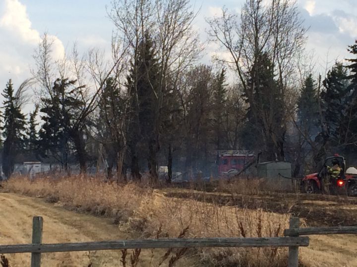 Grass fire rips through homes near Wetaskiwin - Edmonton | Globalnews.ca
