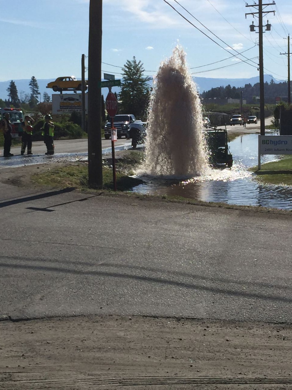 Truck slams into fire hydrant in West Kelowna - Okanagan | Globalnews.ca