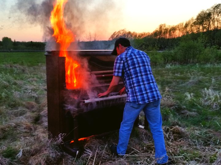 Winnipeg artist tickles the ivories while piano burns | Globalnews.ca