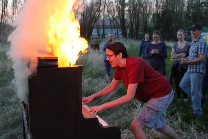 Winnipeg artist tickles the ivories while piano burns | Globalnews.ca