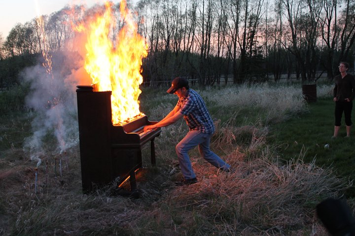 Winnipeg artist tickles the ivories while piano burns | Globalnews.ca