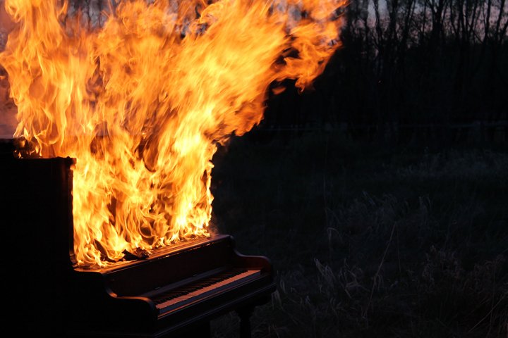 Winnipeg artist tickles the ivories while piano burns | Globalnews.ca