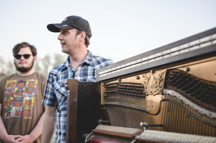 Winnipeg artist tickles the ivories while piano burns | Globalnews.ca