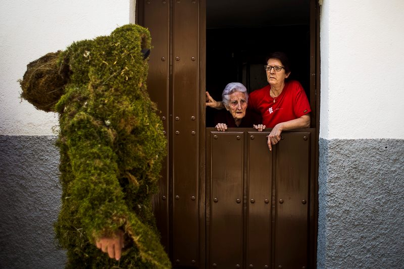 IN PHOTOS: The story behind the ‘moss men’ of Spain | Globalnews.ca