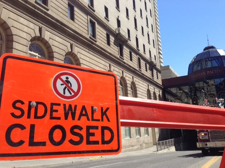 Stone chunks fall from Calgary’s Palliser Hotel - Calgary | Globalnews.ca