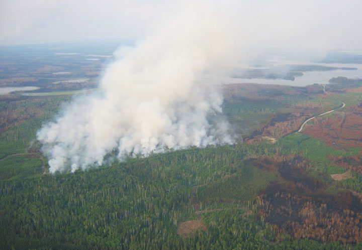 Dry air threatens crews battling Saskatchewan wildfires | Globalnews.ca