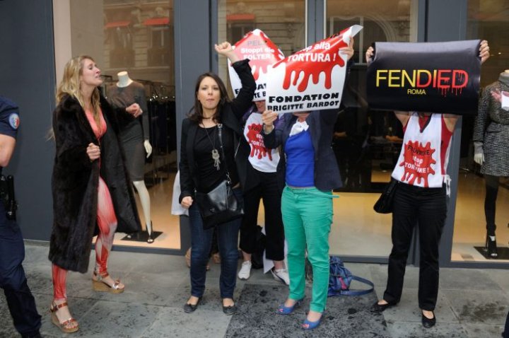 Anti-fur protesters disrupt Paris Fashion Week - National | Globalnews.ca