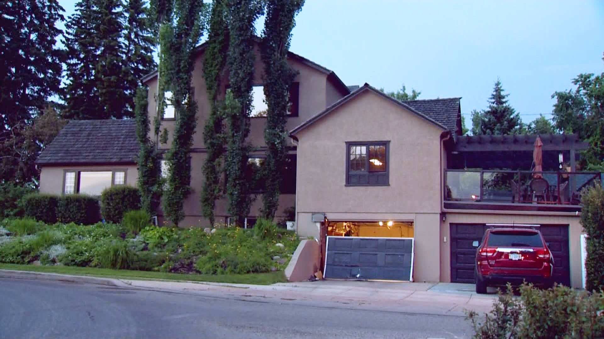 Minivan crashes into southwest Calgary home - Calgary | Globalnews.ca