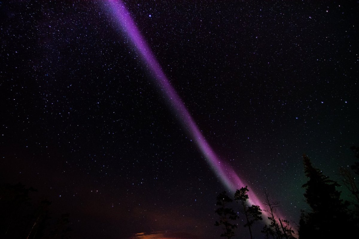 Aurora arc dazzles Alberta skies overnight | Globalnews.ca