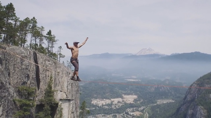 Canadian daredevil walks 210 feet between cliffs to break slackline ...