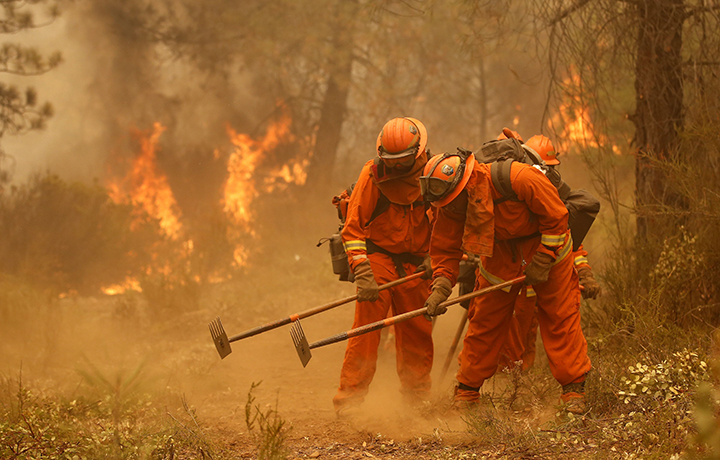 Crews make small gains against wildfire menacing California mountain ...