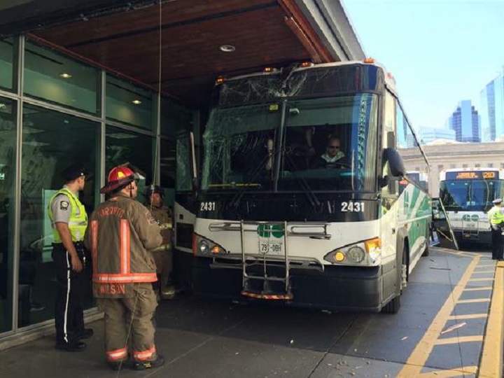 GO bus crash shuts Union Station terminal - Toronto | Globalnews.ca