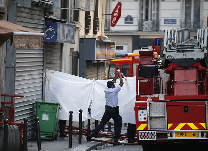 Blaze in Paris apartment building leaves 8 dead - National | Globalnews.ca
