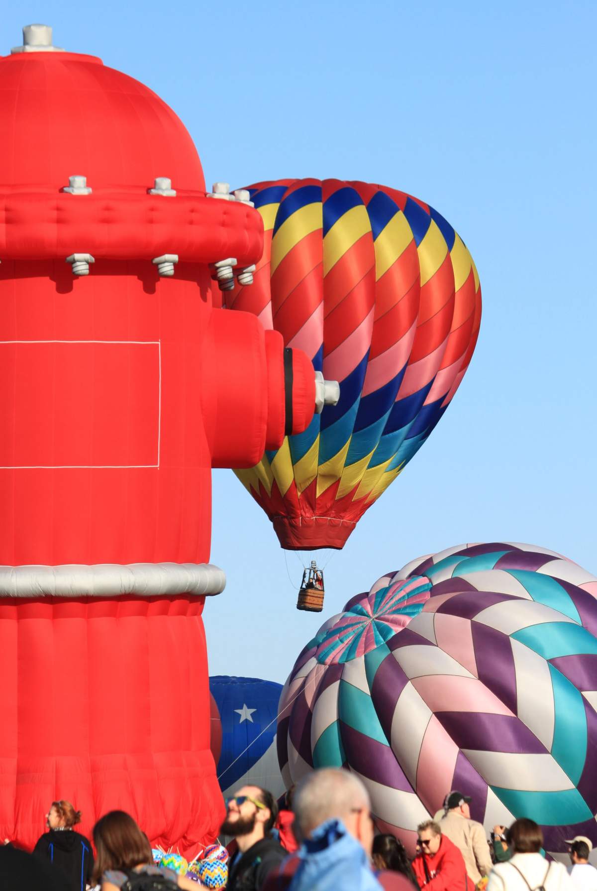 Thousands of spectators flock to Albuquerque’s annual balloon fiesta ...
