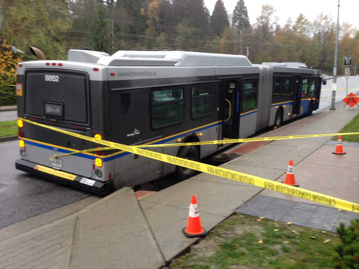 Transit bus stuck in sinkhole in Burnaby - BC | Globalnews.ca