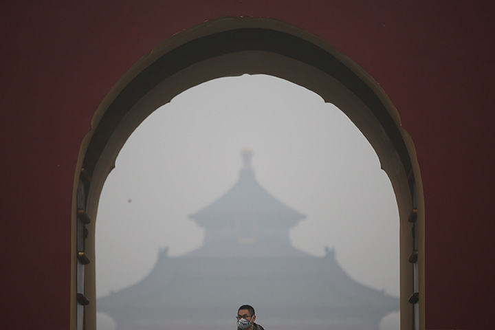 IN PHOTOS: Unhealthy levels of smog blankets Beijing during ‘red alert ...