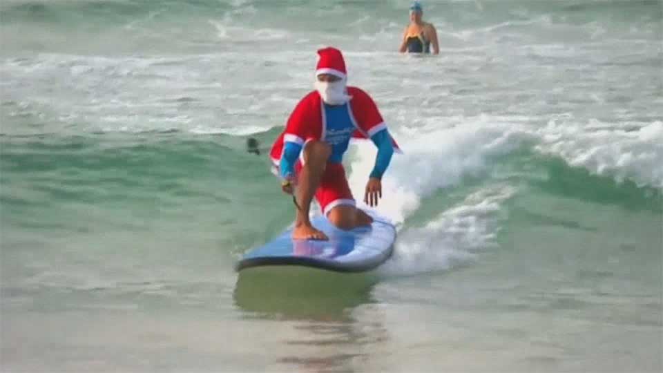 Australian ‘Santas’ hang ten for surfing record - National | Globalnews.ca