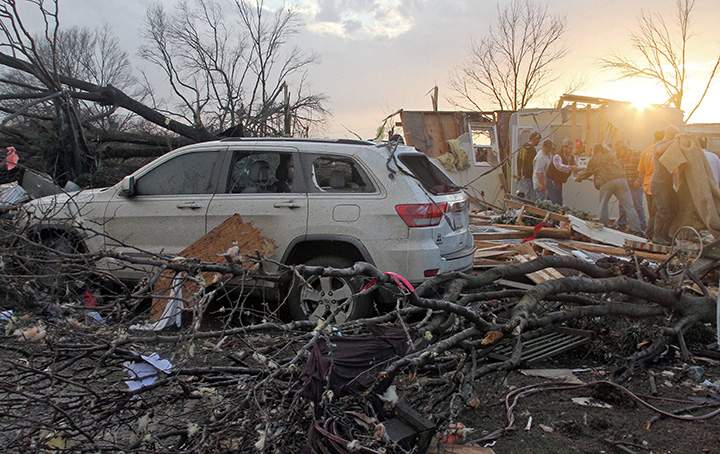 Christmastime tornadoes ravage U.S. south, killing at least 14 ...