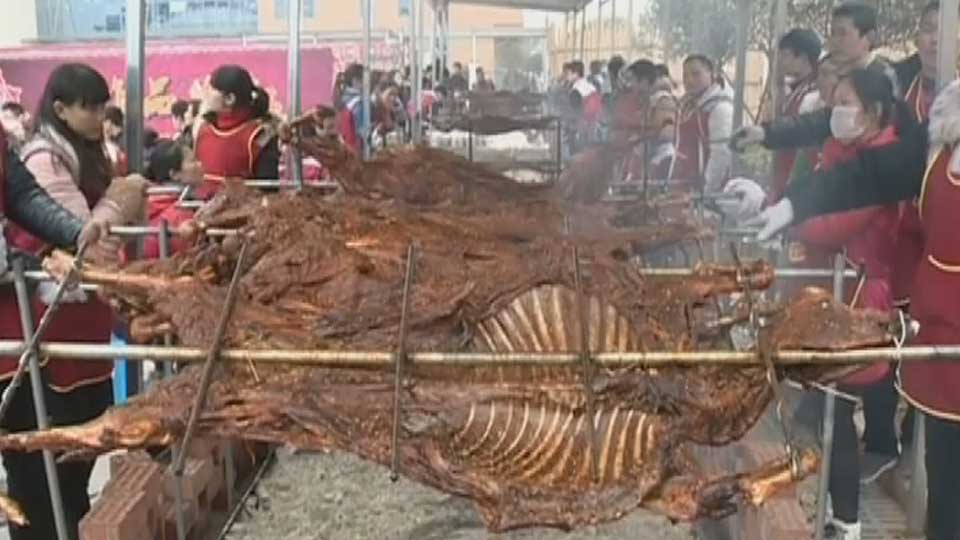 Chinese community sets Guinness World Record for eating 2,500 kg of ...