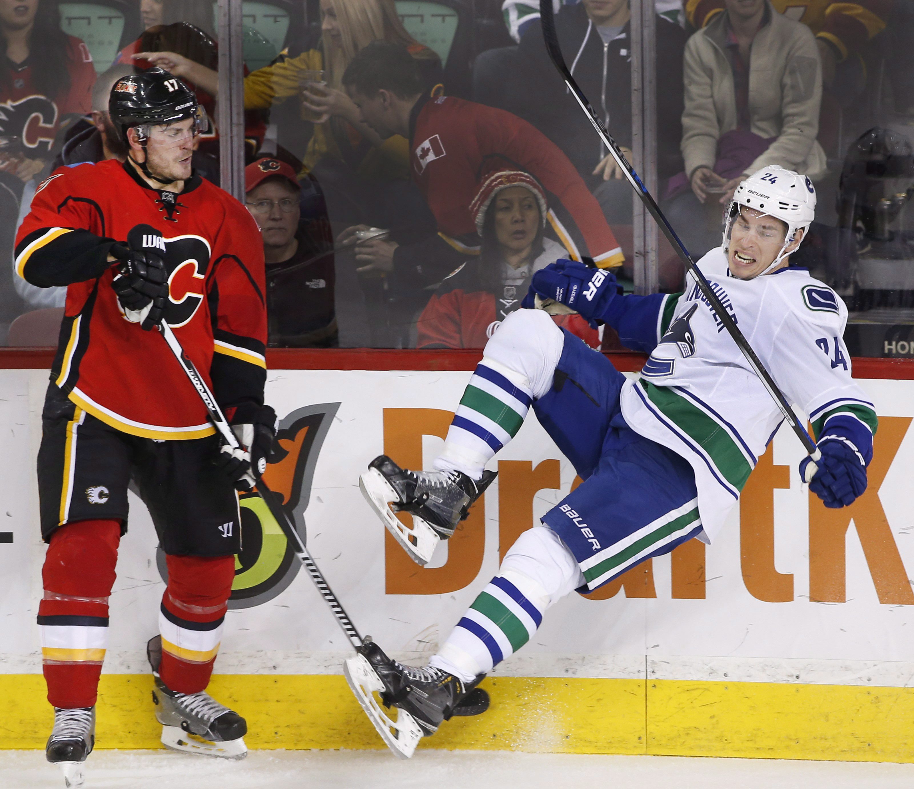 Canucks set NHL record with 4th straight 5-2 loss | Globalnews.ca