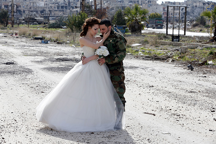 IN PHOTOS: Newlywed Syrian couple pose for wedding pictures amid ruins ...