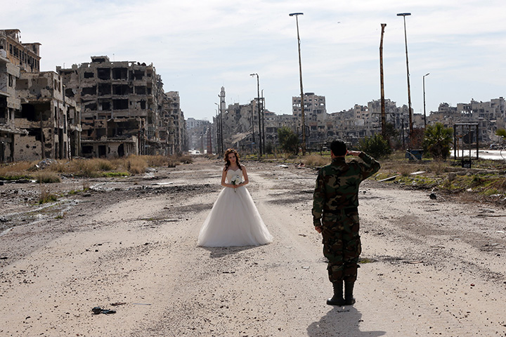 IN PHOTOS: Newlywed Syrian couple pose for wedding pictures amid ruins ...