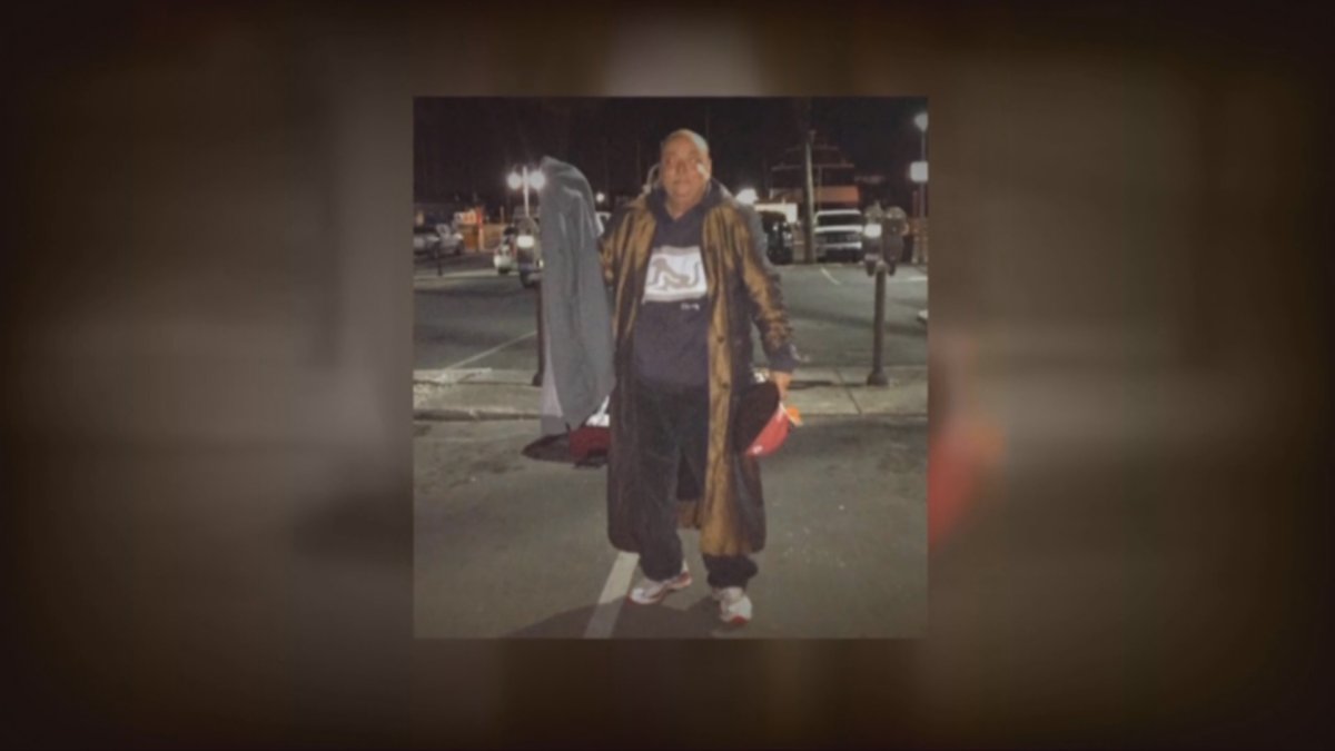 Internet photo helps sisters reunite with their homeless brother after ...