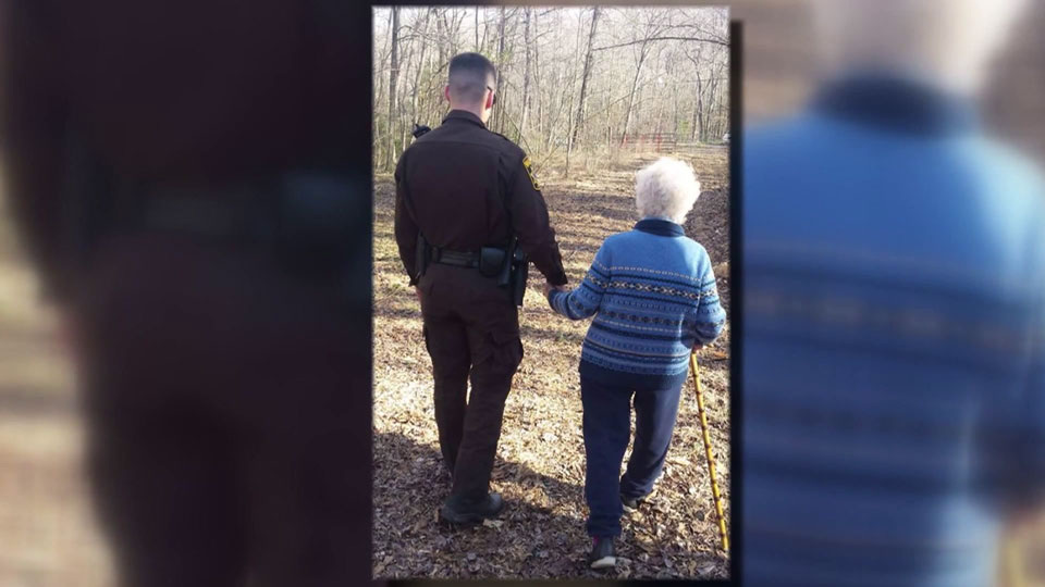 Photo of cop helping woman with dementia goes viral | Globalnews.ca