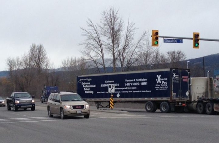Unhitched trailer causes traffic backlog | Globalnews.ca
