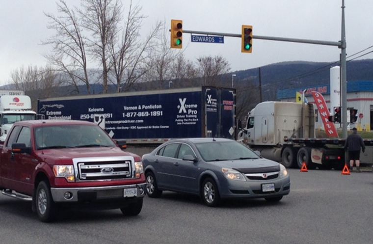 Unhitched trailer causes traffic backlog | Globalnews.ca