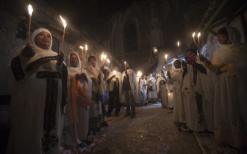Holy fire ceremony in Jerusalem draws thousands - National | Globalnews.ca
