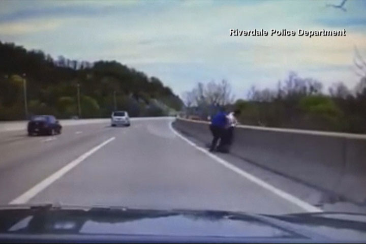 New Jersey cop saves man from jumping off bridge - National | Globalnews.ca