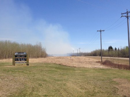 Fire crews battle large grass fire east of Sherwood Park | Globalnews.ca