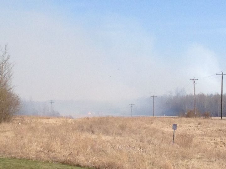Fire crews battle large grass fire east of Sherwood Park | Globalnews.ca