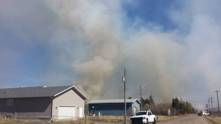 Parkland County subdivision evacuated by brush fire | Globalnews.ca