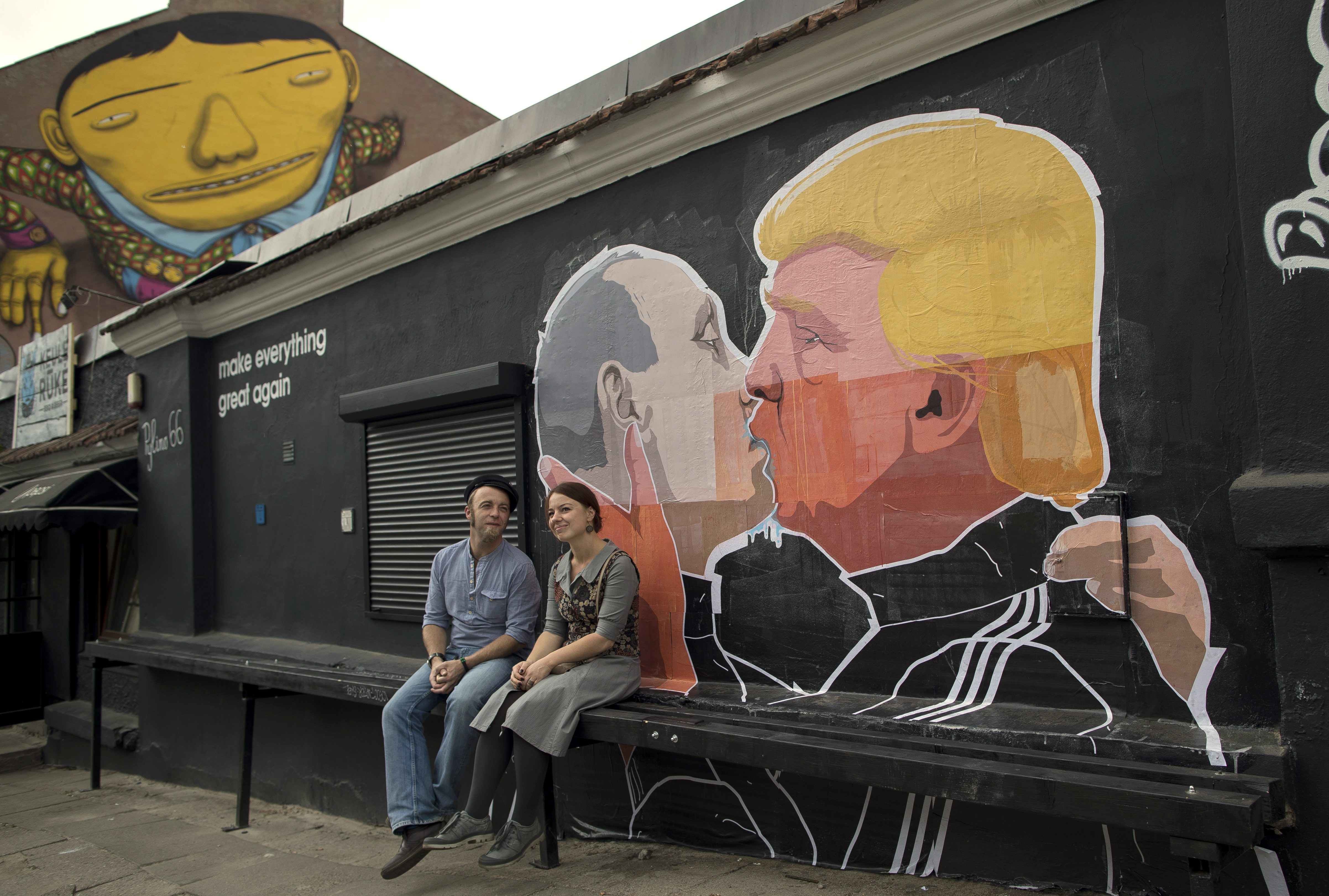 Trump, Putin share an embrace in Lithuanian street art | Globalnews.ca