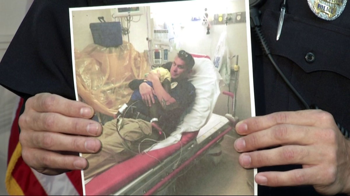 Hospital photo of cop hugging toddler who had been found wandering ...