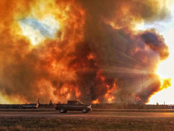 All of Fort McMurray evacuated as wildfire intensifies | Globalnews.ca