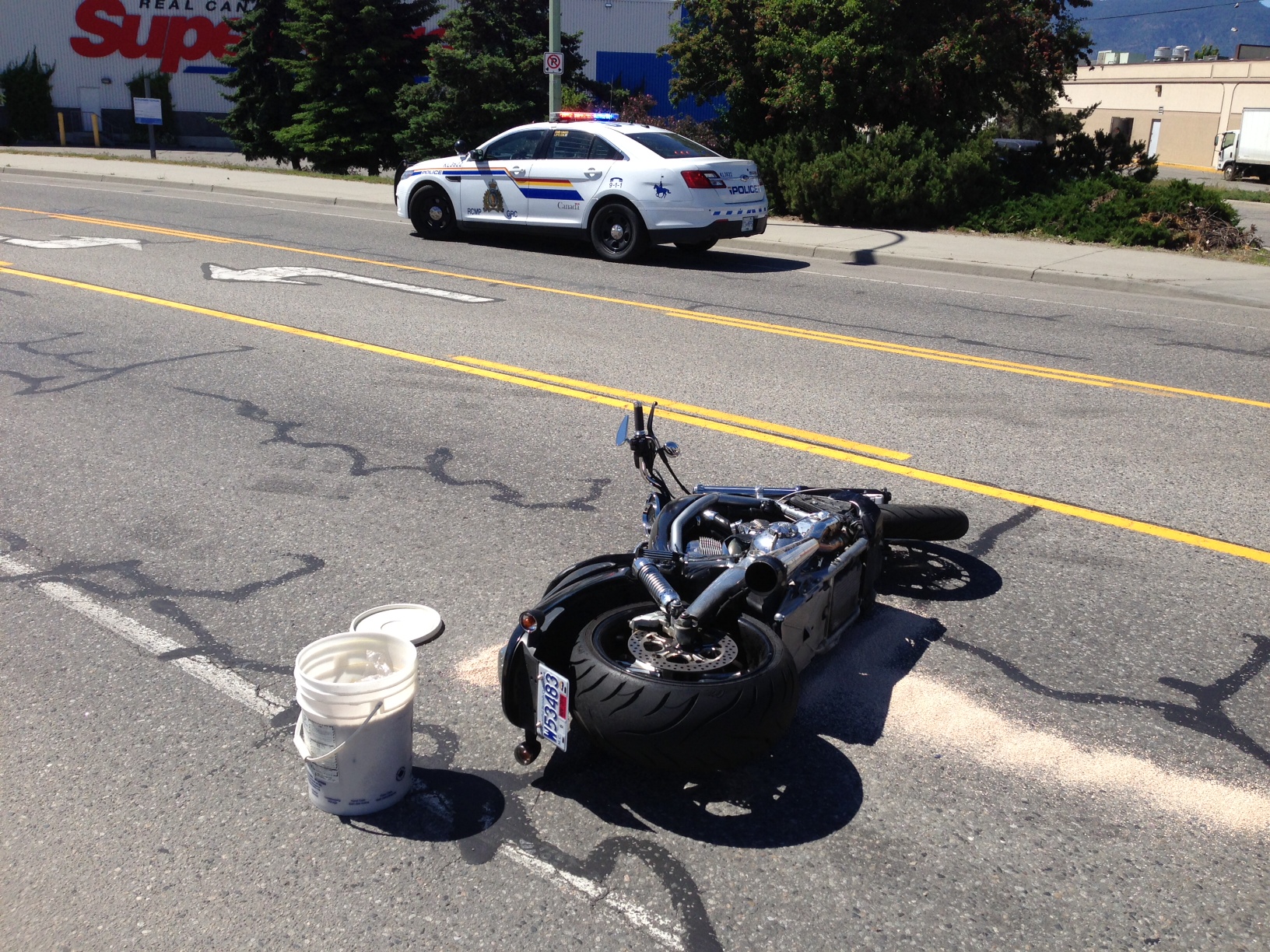 Motorcyclist gets broken leg and ticket - Okanagan | Globalnews.ca