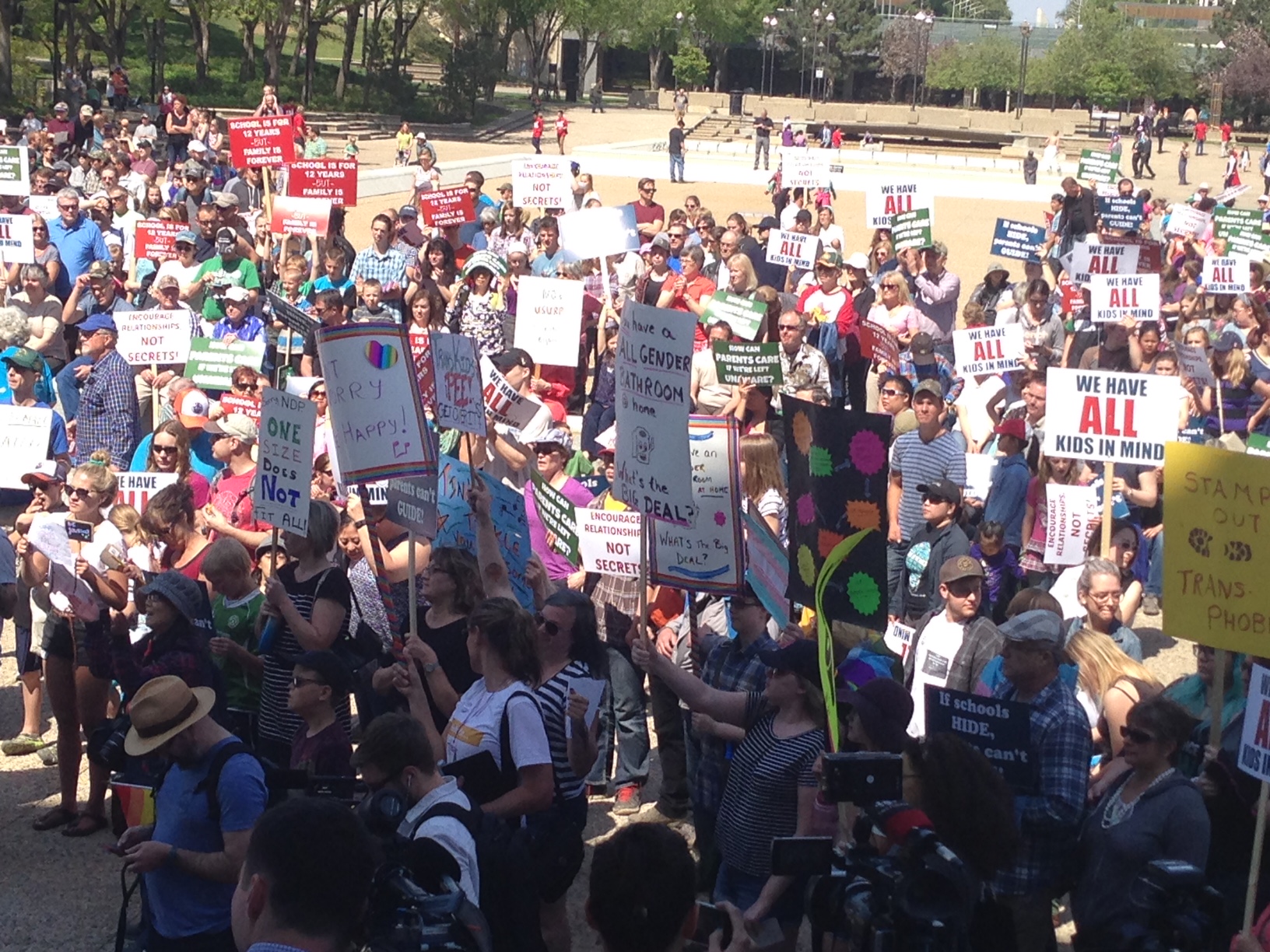 Albertans rally at the Legislature around bills 7 and 10 | Globalnews.ca
