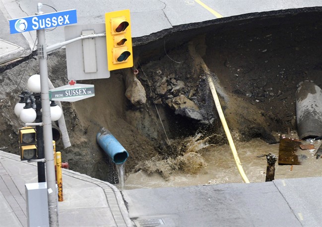 Ottawa sinkhole: Too early to tell if LRT construction to blame, says ...