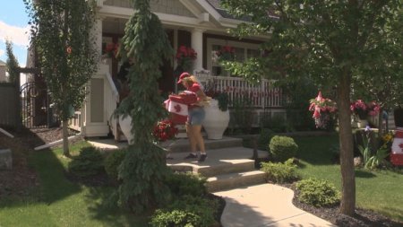 ‘The community really loves it’: patriotic Edmontonian decorates ...