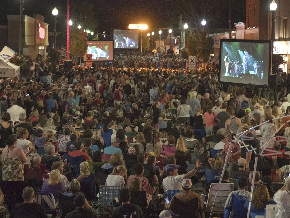 Fans gather across Canada to watch Tragically Hip’s last show ...