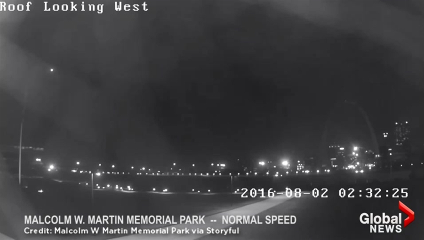 WATCH: What is this mysterious light over St. Louis? | Globalnews.ca