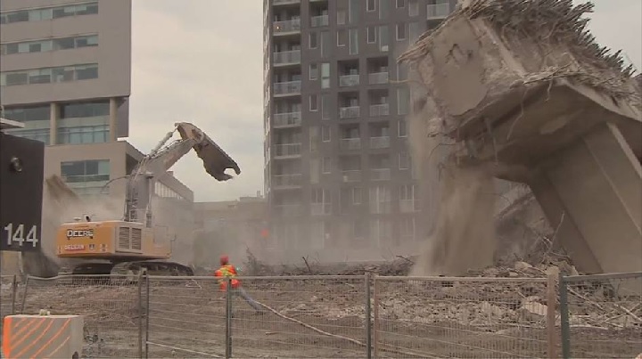 Construction worker narrowly escapes falling structure | Globalnews.ca
